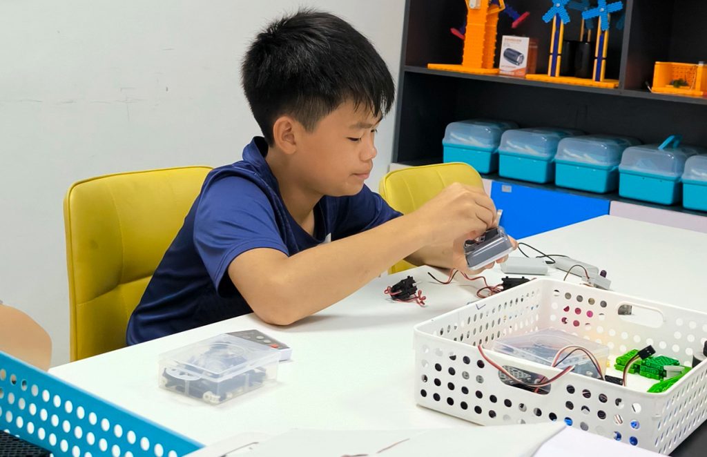 Học Lắp Ráp Robot - Lập Trình Robot Phát Triển Tư Duy Sáng Tạo