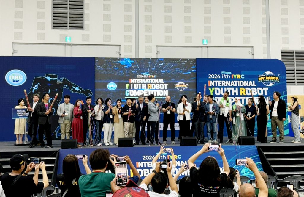 Đội Tuyển Robotics Việt Nam Thi Đấu Xuất Sắc Tại IYRC 2024 - Học Viện Công Nghệ Huna