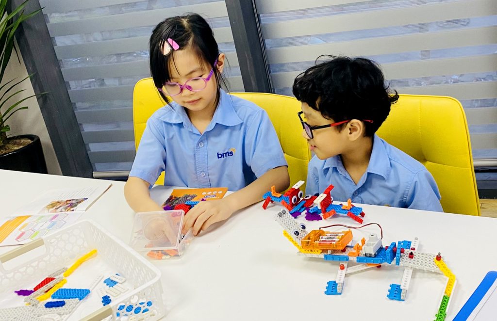 Tư Duy Sáng Tạo Có Liên Quan Gì Đến Học Lắp Ráp Robot